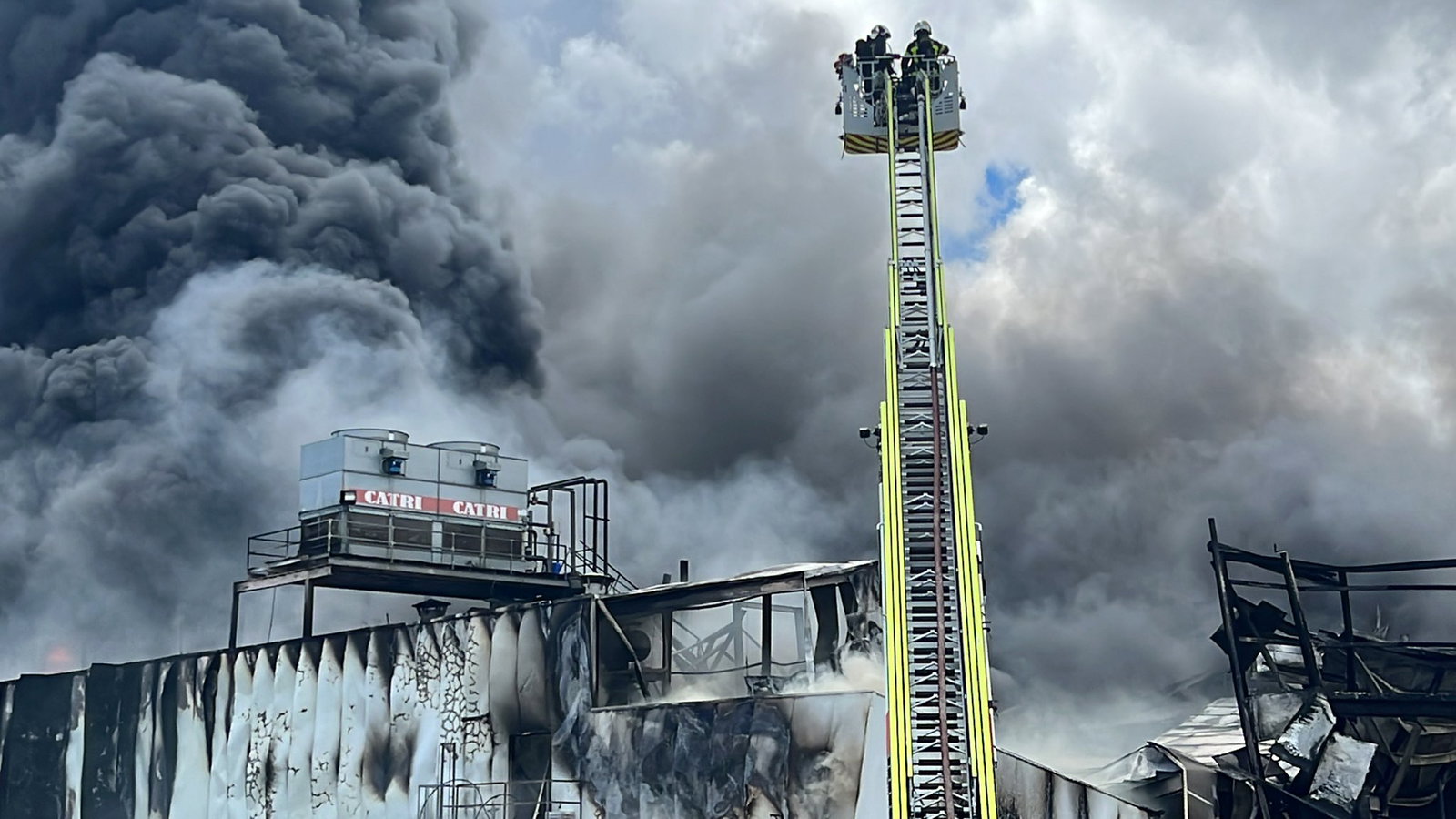 Massive fire in Madrid burns meat warehouse to the ground « Euro Weekly ...