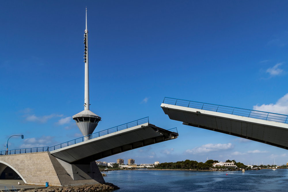 Boat mishap damages La Manga bridge « Euro Weekly News