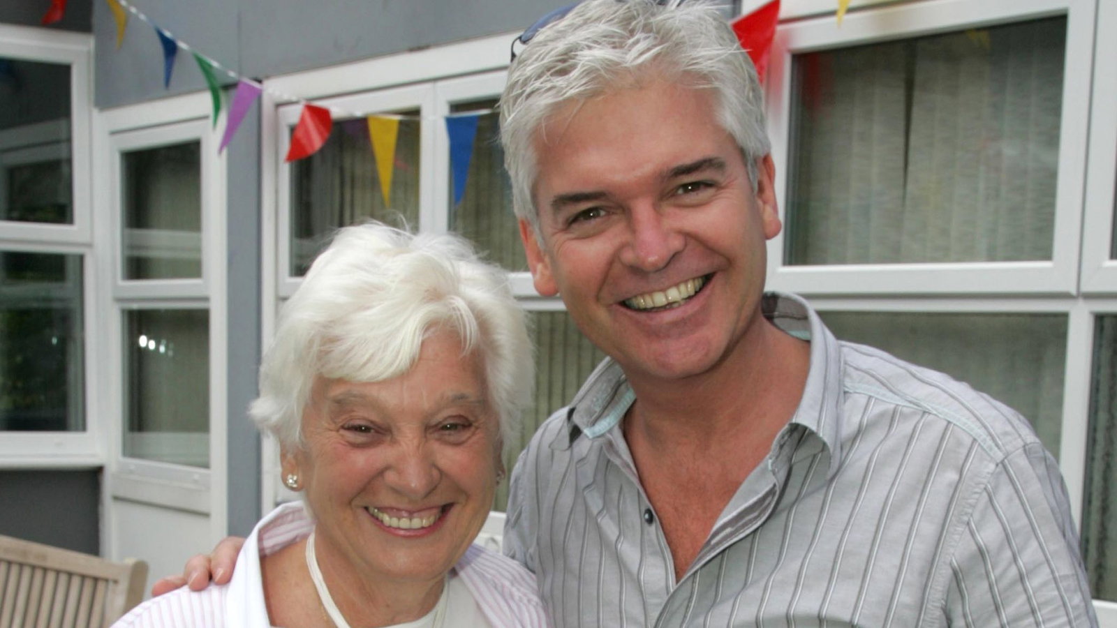 Phillip Schofield openly shares his grief « Euro Weekly News