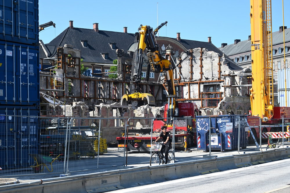 Investigation of Old Stock Exchange fire over « Euro Weekly News