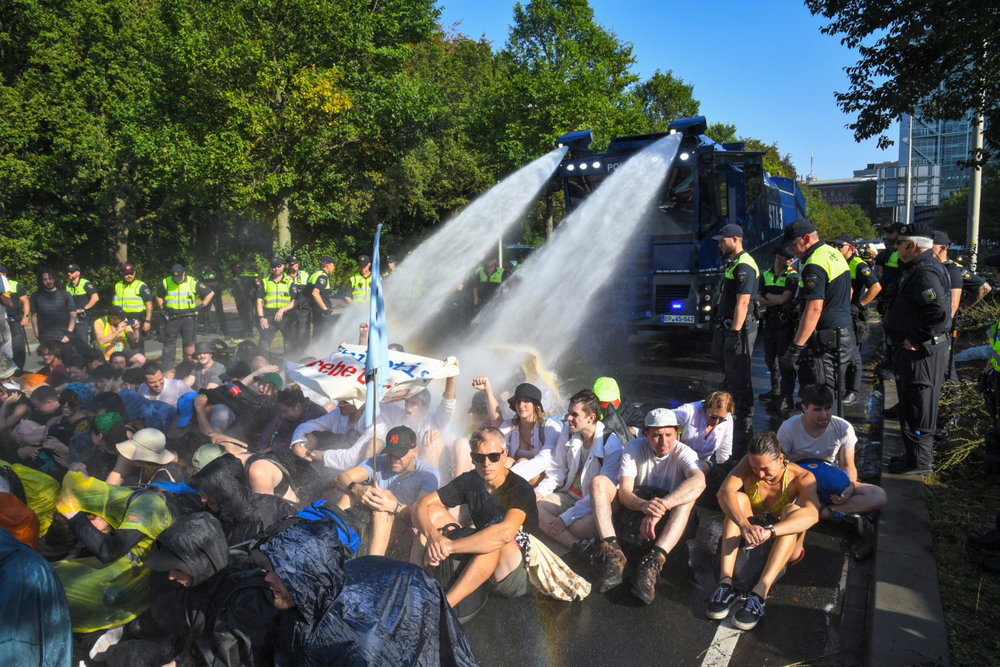 Chaotic climate protests in The Hague « Euro Weekly News