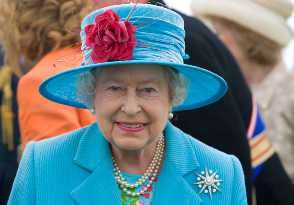 Queen Elizabeth II’s fashion exhibition « Euro Weekly News