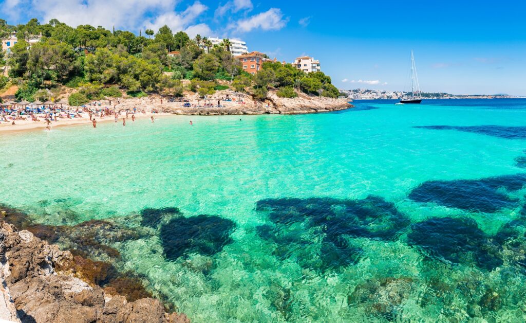 Beaches in Mallorca renew their quality flags. Spain has 524 Q pennants ...