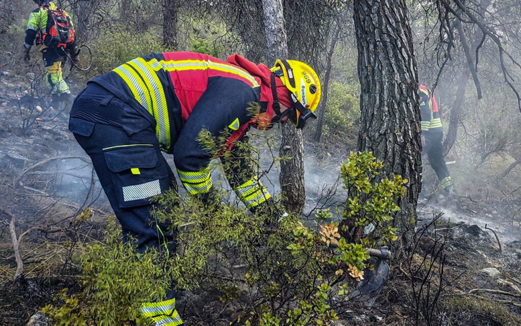 Firefighters contain blaze close to urban area « Euro Weekly News