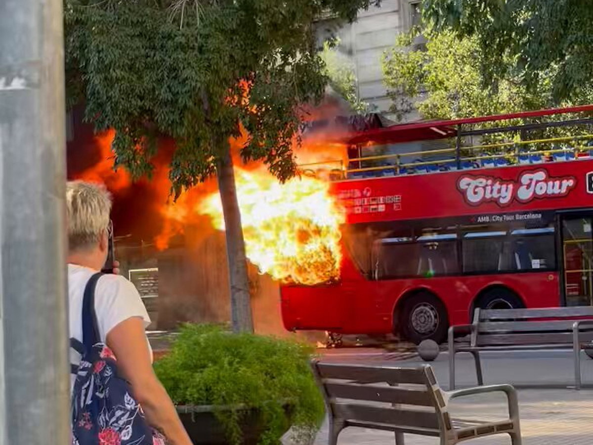Tourist bus bursts into flames on Barcelona’s Avinguda Diagonal « Euro ...