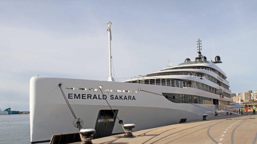 An Emerald in the Pearl: Luxury superyacht Emerald Sakara docks in ...