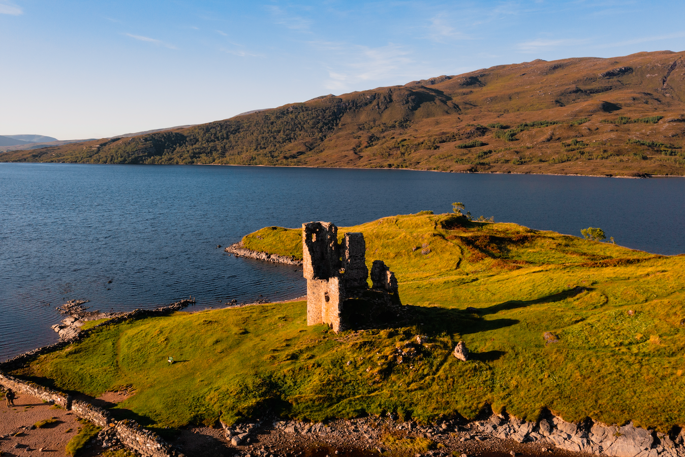Tourists destroy historic castle for perfect photo « Euro Weekly News
