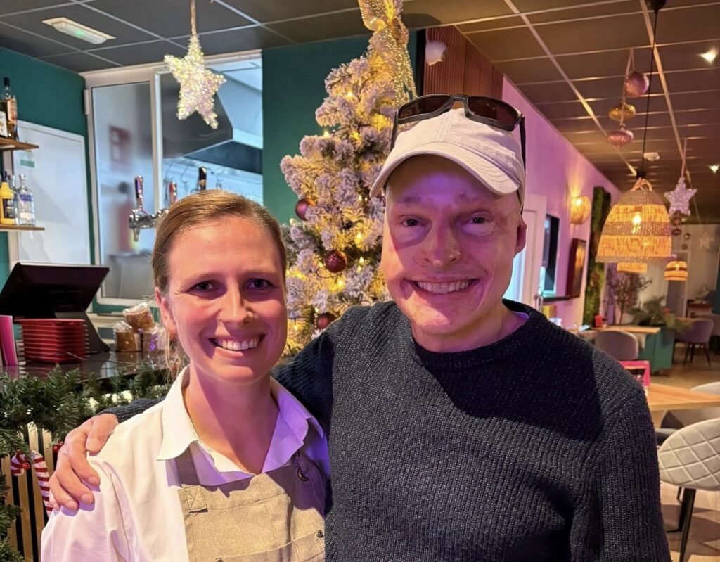 British adventurer Jamie Hull drops into Nova Café in Coín « Euro ...