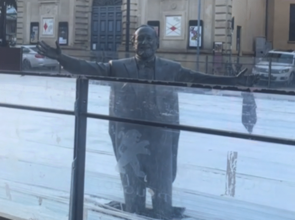 Pavarotti statue left knee-deep in ice rink « Euro Weekly News