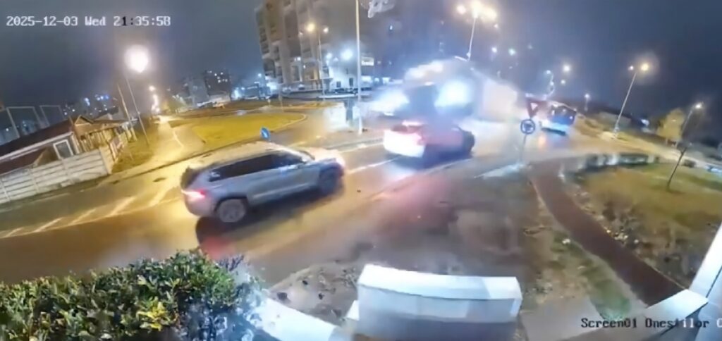 Air Mercedes: Car flies over bus & two cars « Euro Weekly News