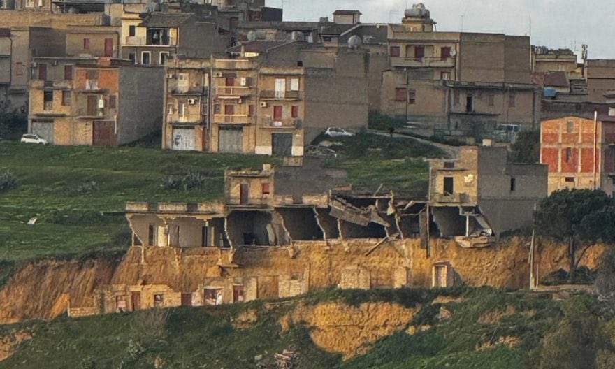 Town teeters on cliff edge in Sicily « Euro Weekly News