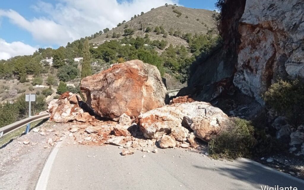 Giant boulders block road to Competa « Euro Weekly News