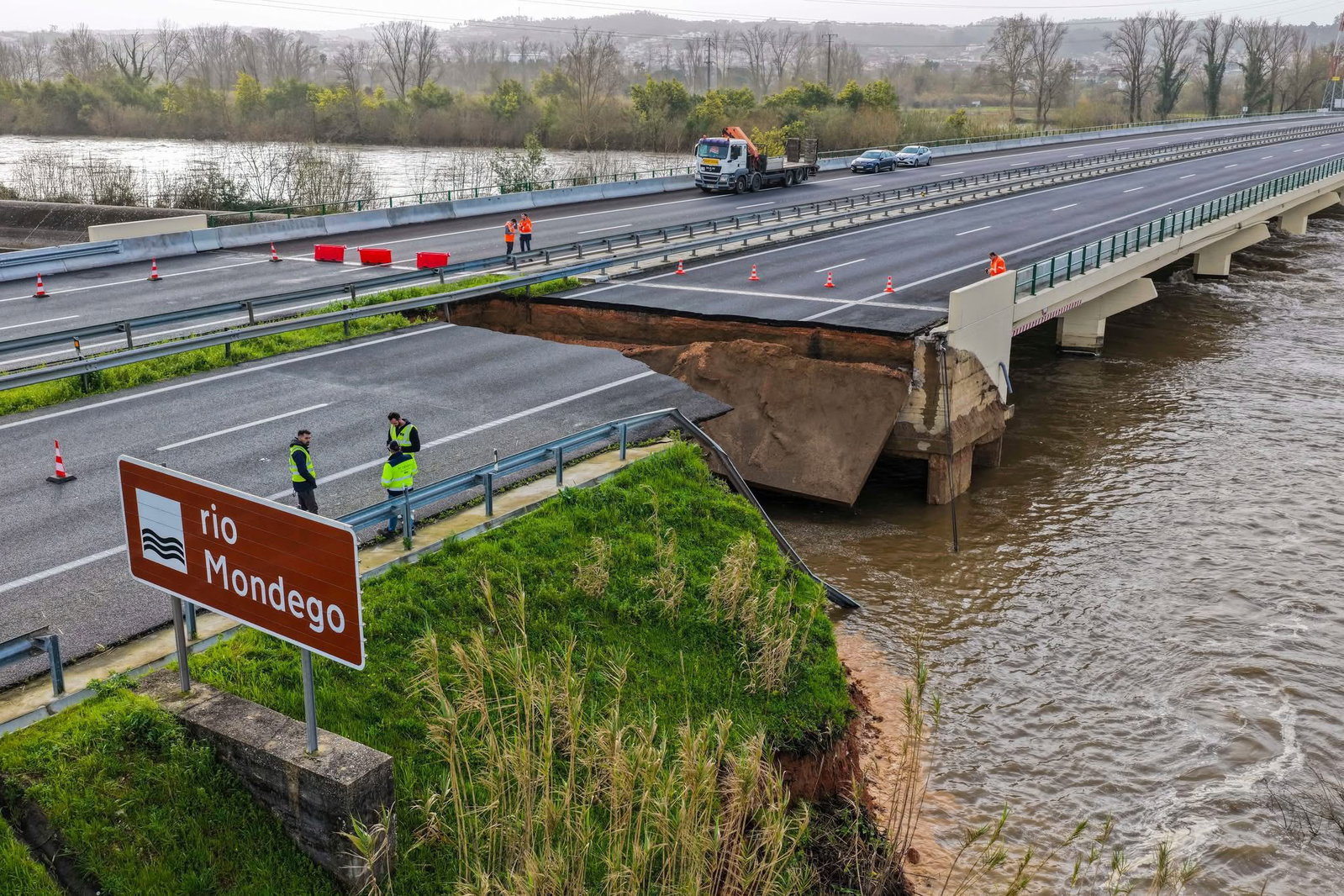 Disaster as Portugal’s main A1 motorway collapses after dike burst ...