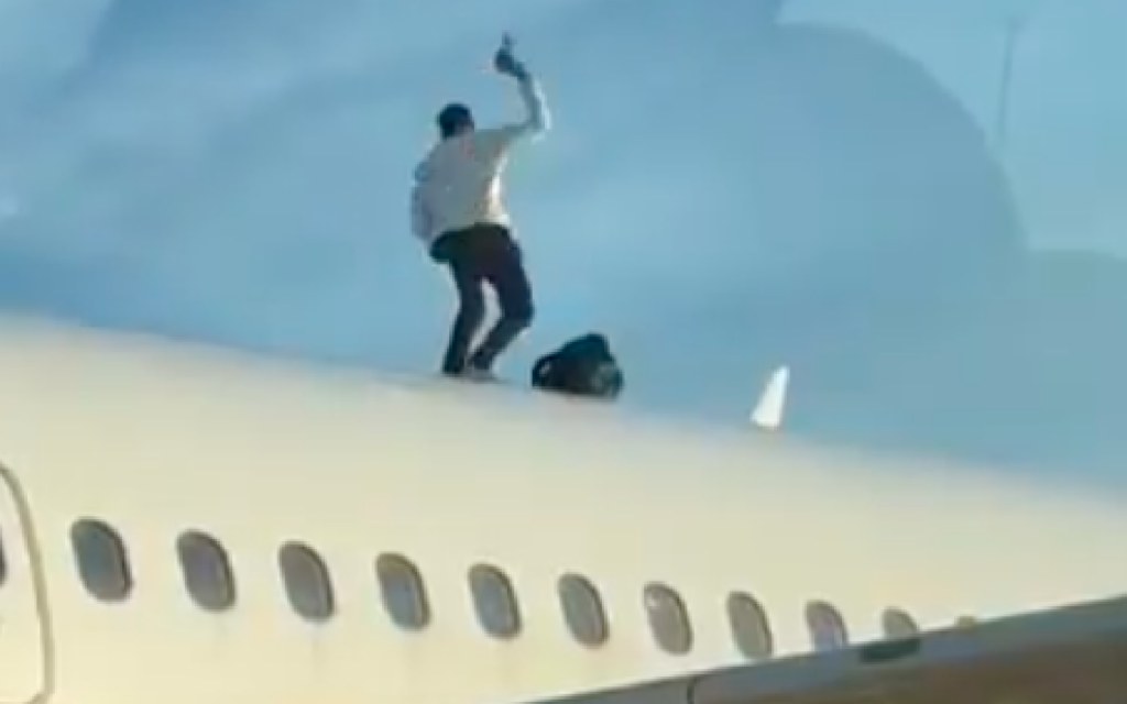 VIDEO: Man climbs onto aircraft in runway drama at Valencia Airport ...