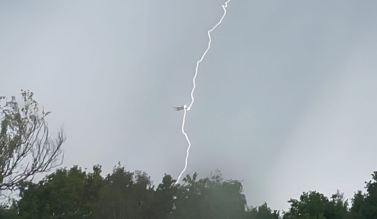 Lightning bolt forces easyJet flight emergency landing « Euro Weekly News