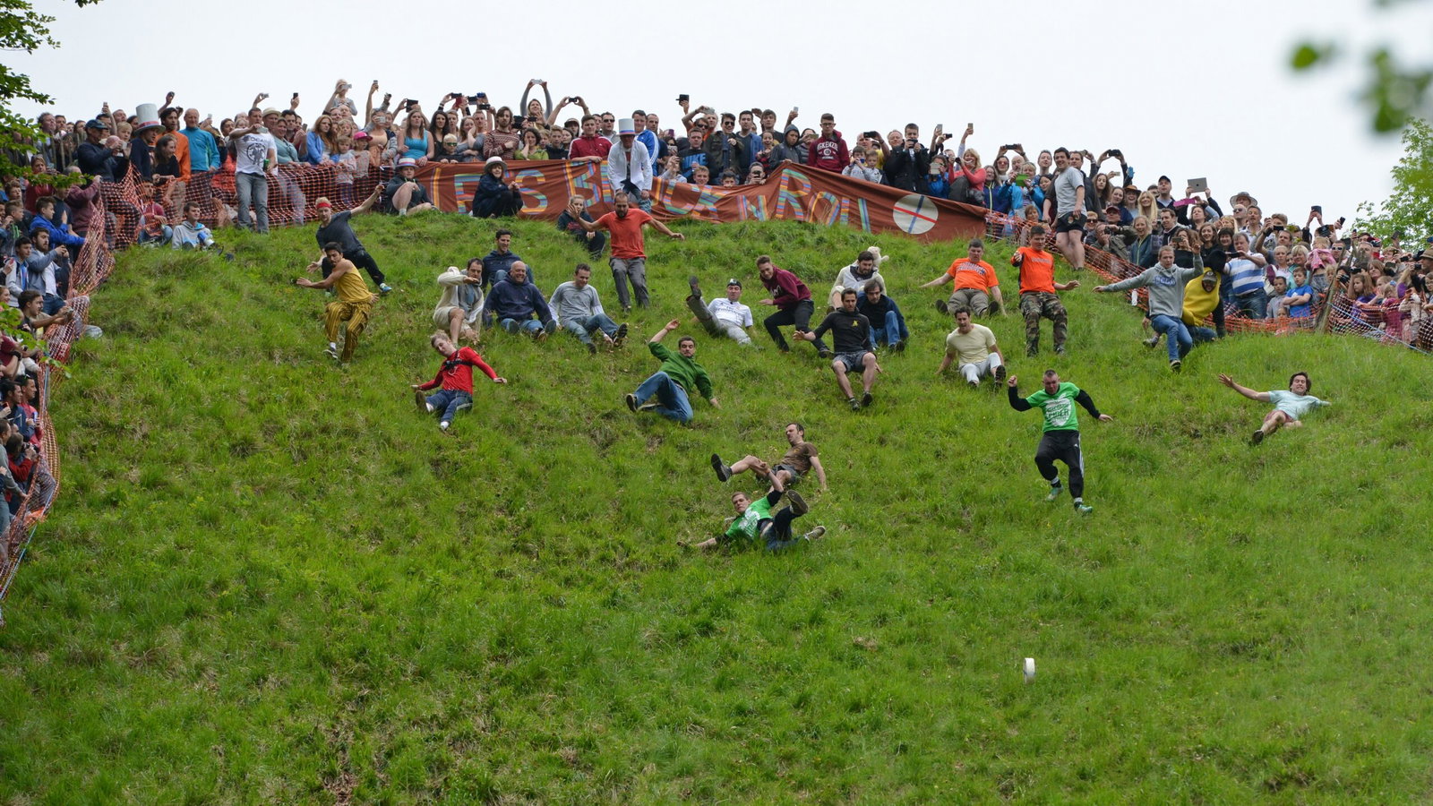 German YouTuber Tom Kopke beats local rival in wild Cooper’s Hill ...